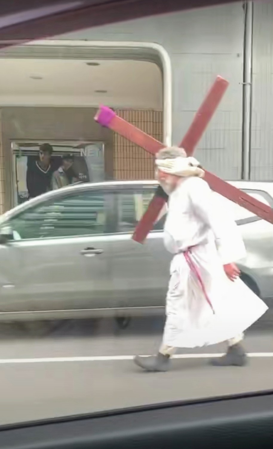 Foreigner in Taiwan Dragging a Cross Around - Religion & Spirituality ...
