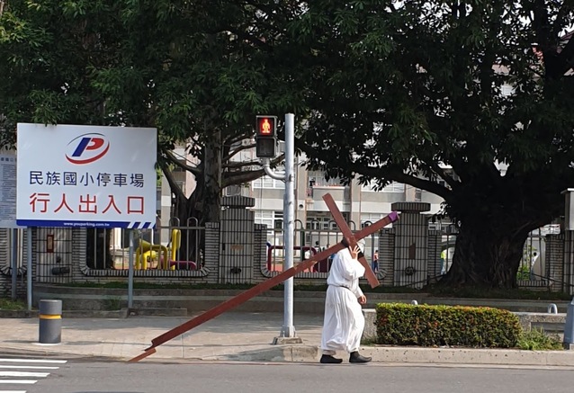 Foreigner in Taiwan Dragging a Cross Around - Religion & Spirituality ...